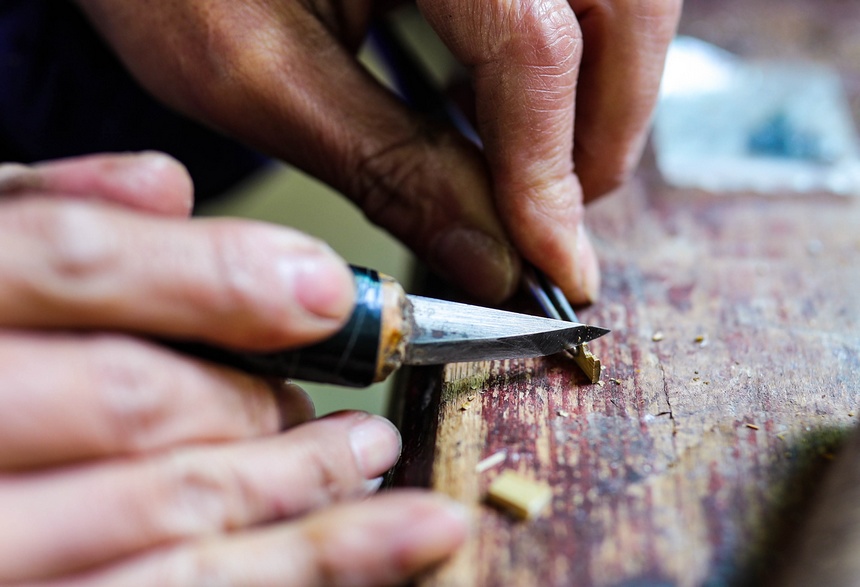 Man in SW China's Guizhou devotes 30 years to bamboo flute carving ...